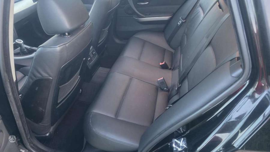 Black BMW 325 2005 in Kaunas, with an engine capacity of 2.50 L and mileage of 331 thousand km for 3450 €, photo 26 on AUTOMOTO.COM.LV