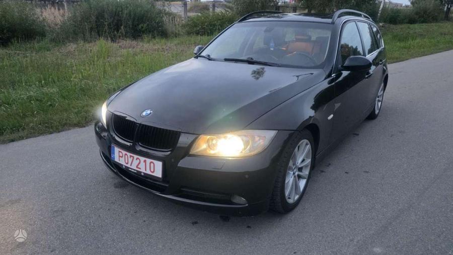 Black BMW 325 2005 in Kaunas, with an engine capacity of 2.50 L and mileage of 331 thousand km for 3950 €, photo 3 on AUTOMOTO.COM.LV