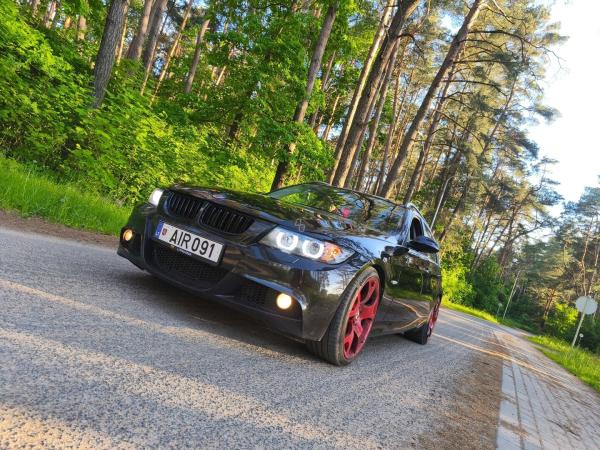 Black BMW 325 2006 in Ukmerge, with an engine capacity of 2.50 L and mileage of 332 thousand km for 2500 €, photo 1 on AUTOMOTO.COM.LV