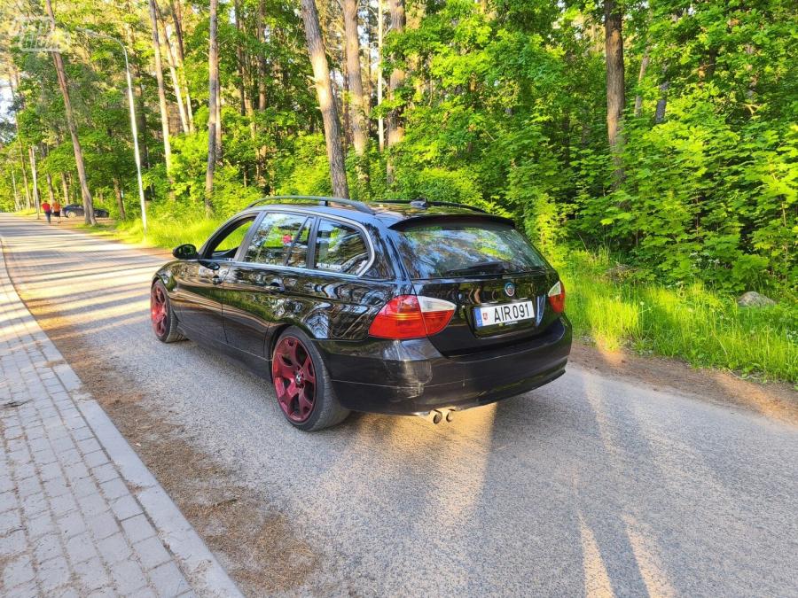 Black BMW 325 2006 in Ukmerge, with an engine capacity of 2.50 L and mileage of 332 thousand km for 2500 €, photo 8 on AUTOMOTO.COM.LV