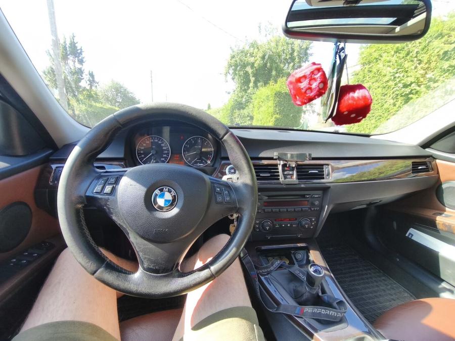 Black BMW 325 2006 in Ukmerge, with an engine capacity of 2.50 L and mileage of 332 thousand km for 2500 €, photo 11 on AUTOMOTO.COM.LV