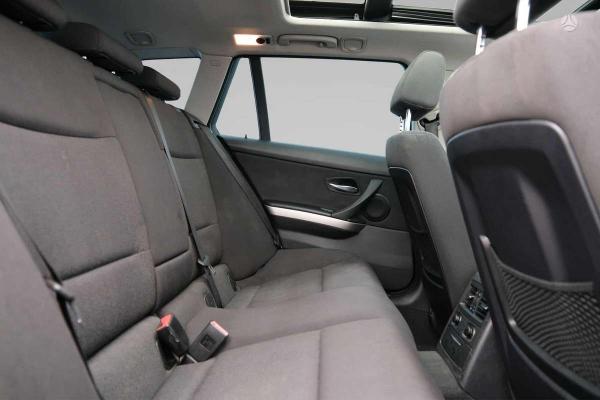Black BMW 325 2006 in Kaunas, with an engine capacity of 2.50 L and mileage of 250 thousand km for 4390 €, photo 9 on AUTOMOTO.COM.LV