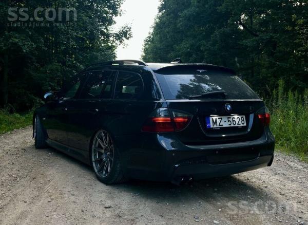Black BMW 325 2007 in Jelgava, with an engine capacity of 3.00 L and mileage of 373 thousand km for 6300 €, photo 4 on AUTOMOTO.COM.LV