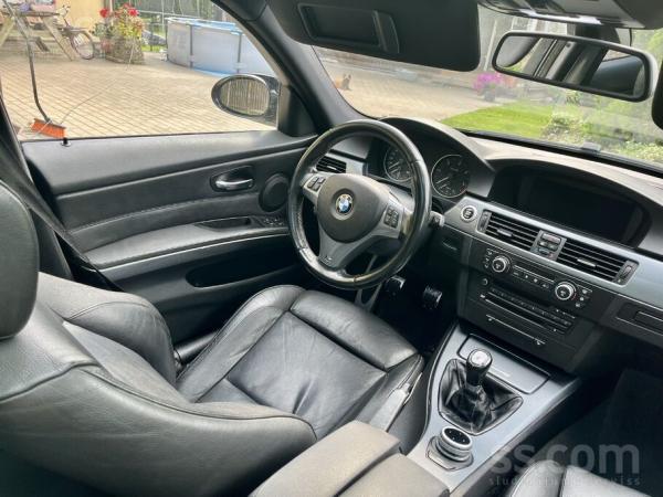 Black BMW 325 2007 in Jelgava, with an engine capacity of 3.00 L and mileage of 373 thousand km for 6300 €, photo 9 on AUTOMOTO.COM.LV