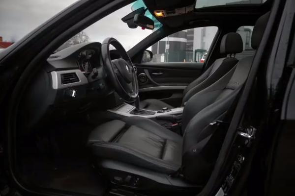Black BMW 325 2008 in Jelgava, with an engine capacity of 3.00 L and mileage of 241 thousand km for 8600 €, photo 8 on AUTOMOTO.COM.LV