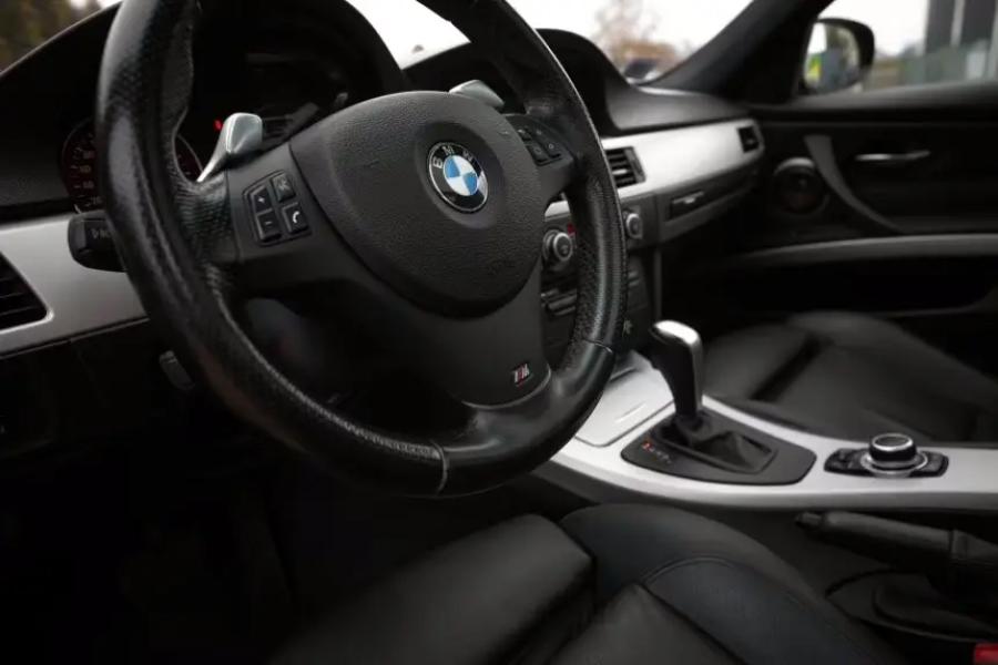 Melns BMW 325 2008 Jelgava, ar dzinēja tilpumu 3.00 L un nobraukumu 241 tūkst. km par 8600 €, foto 16 vietnē AUTOMOTO.COM.LV