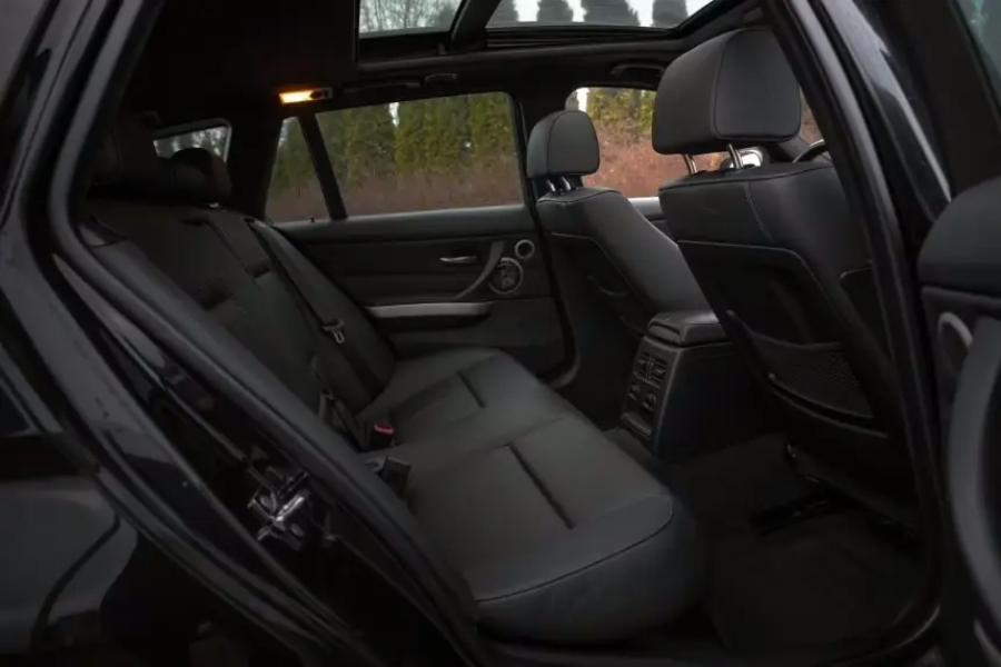 Melns BMW 325 2008 Jelgava, ar dzinēja tilpumu 3.00 L un nobraukumu 241 tūkst. km par 8600 €, foto 17 vietnē AUTOMOTO.COM.LV