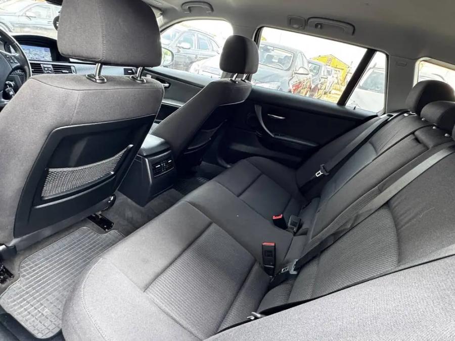 Black BMW 325 2008 in Daugavpils, with an engine capacity of 3.00 L and mileage of 423 thousand km for 4450 €, photo 19 on AUTOMOTO.COM.LV