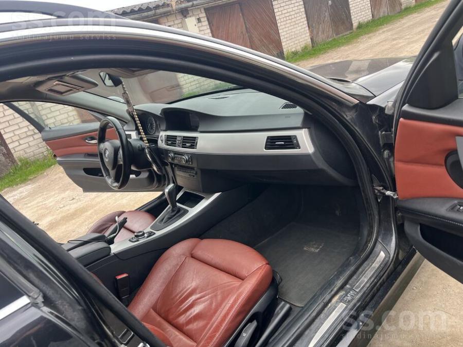 Black BMW 325 2009 in Jelgava, with an engine capacity of 3.00 L and mileage of 361 thousand km for 5300 €, photo 12 on AUTOMOTO.COM.LV