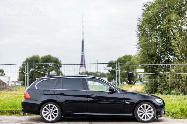 Black BMW 325 2010 in Riga, with an engine capacity of 3.00 L and mileage of 312 thousand km for 6990 €, photo 5 on AUTOMOTO.COM.LV