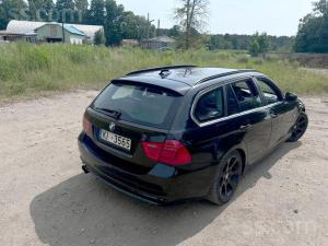 Black BMW 325 2010 in Riga, with an engine capacity of 3.00 L and mileage of 389 thousand km for 4300 €, photo 8 on AUTOMOTO.COM.LV