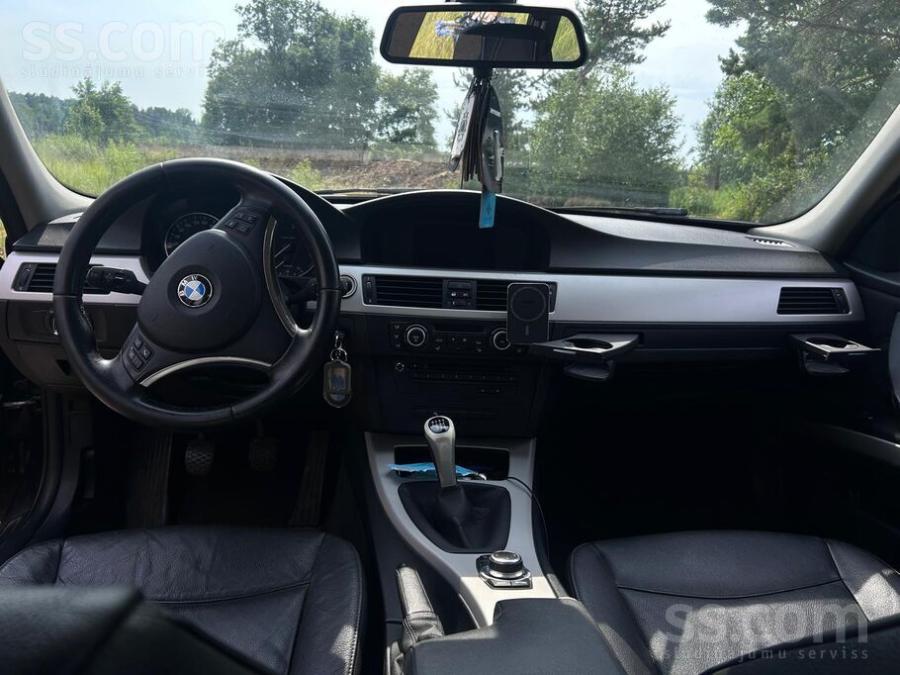 Black BMW 325 2010 in Riga, with an engine capacity of 3.00 L and mileage of 389 thousand km for 4300 €, photo 12 on AUTOMOTO.COM.LV