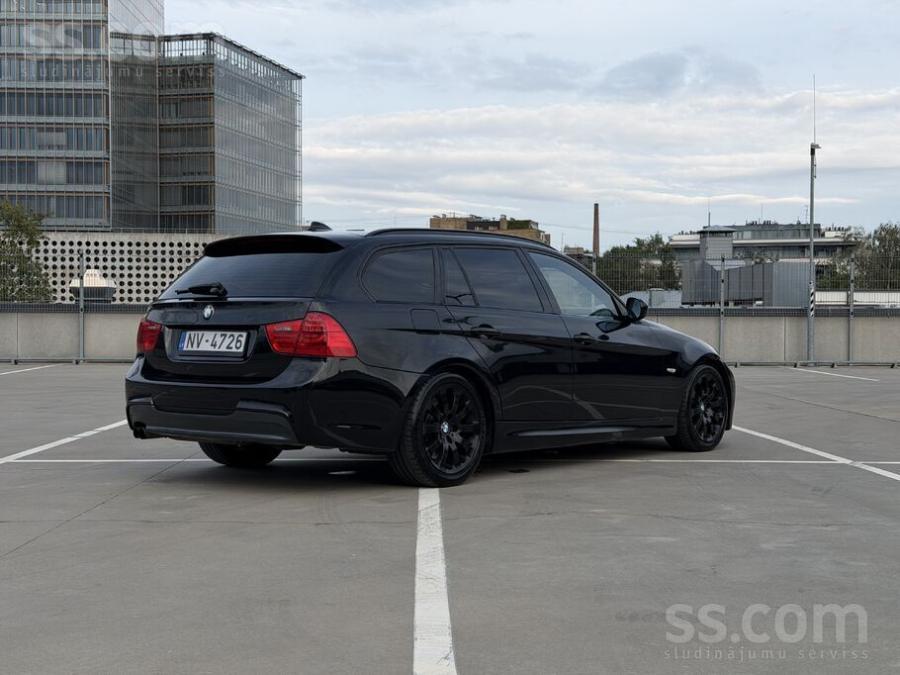 Black BMW 325 2011 in Riga, with an engine capacity of 3.00 L and mileage of 327 thousand km for 5750 €, photo 4 on AUTOMOTO.COM.LV