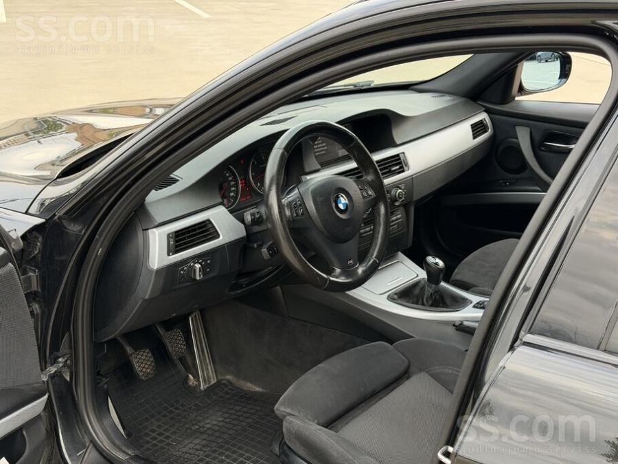 Black BMW 325 2011 in Riga, with an engine capacity of 3.00 L and mileage of 327 thousand km for 5750 €, photo 14 on AUTOMOTO.COM.LV