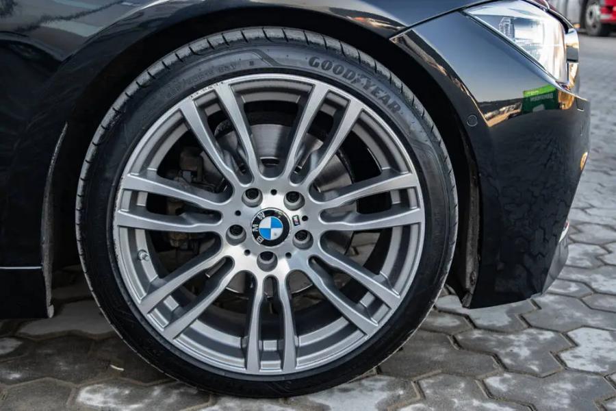 Black BMW 325 2014 in Tukums, with an engine capacity of 2.00 L and mileage of 300 thousand km for 12490 €, photo 8 on AUTOMOTO.COM.LV