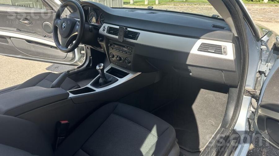 Zils BMW 325 2006 Rīga, ar dzinēja tilpumu 2.50 L un nobraukumu 115 tūkst. km par 15000 €, foto 24 vietnē AUTOMOTO.COM.LV