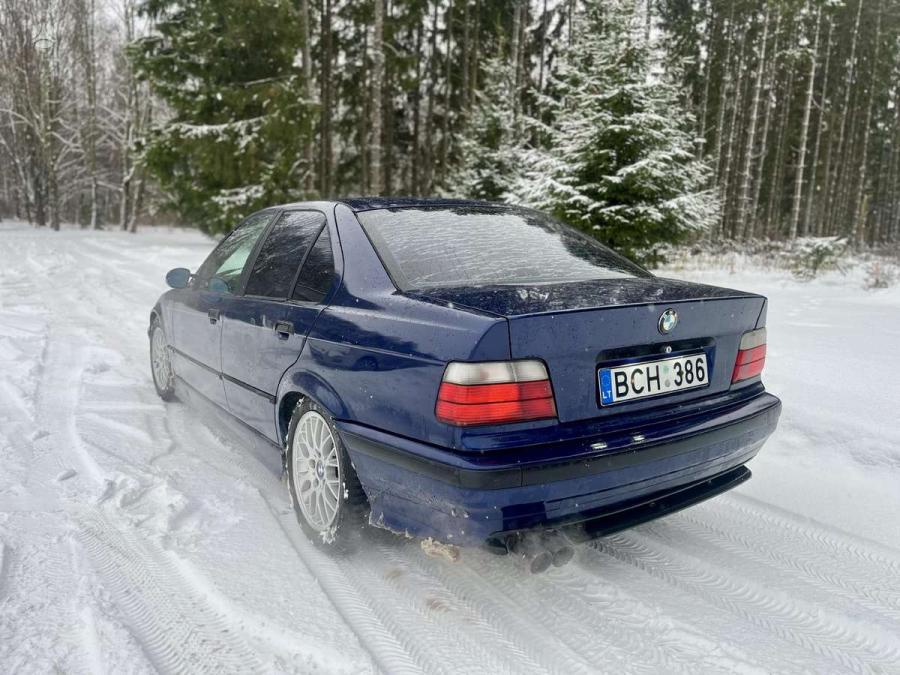 Zils BMW 325 1991 Šauļi, ar dzinēja tilpumu 2.50 L un nobraukumu 243 tūkst. km par 5499 €, foto 3 vietnē AUTOMOTO.COM.LV