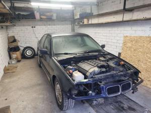 Zils BMW 325 1993 Kretinga, ar dzinēja tilpumu 2.49 L un nobraukumu 180 tūkst. km par 3600 €, foto  vietnē AUTOMOTO.COM.LV