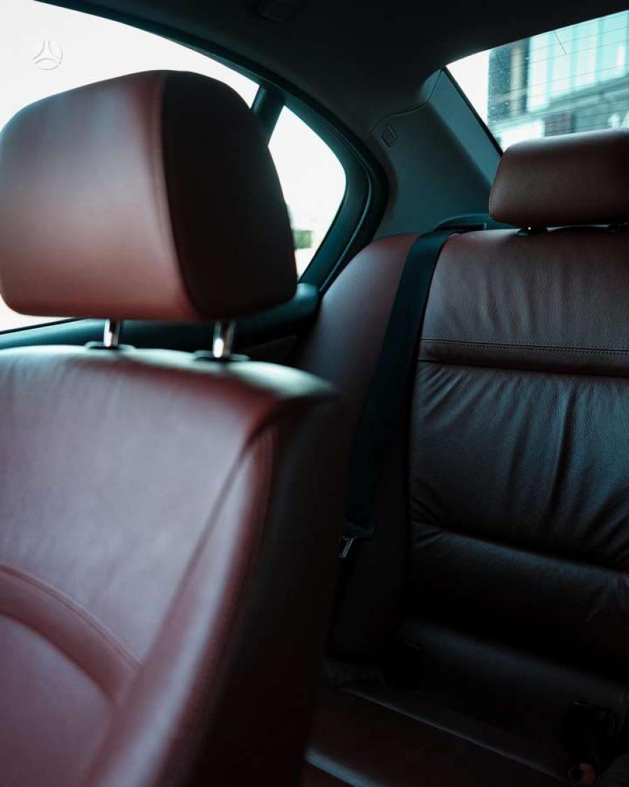 Green BMW 325 2009 in Kaunas, with an engine capacity of 2.99 L and mileage of 380 thousand km for 5800 €, photo 13 on AUTOMOTO.COM.LV