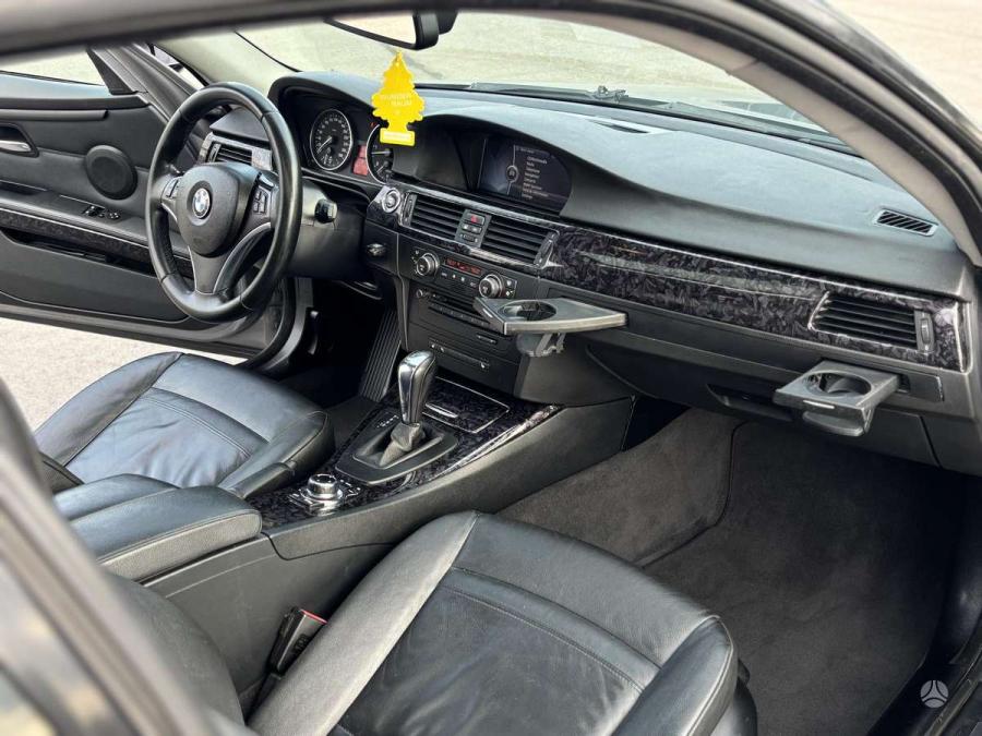 Grey BMW 325 2009 in Marijampole, with an engine capacity of 2.99 L and mileage of 225 thousand km for 6500 €, photo 13 on AUTOMOTO.COM.LV