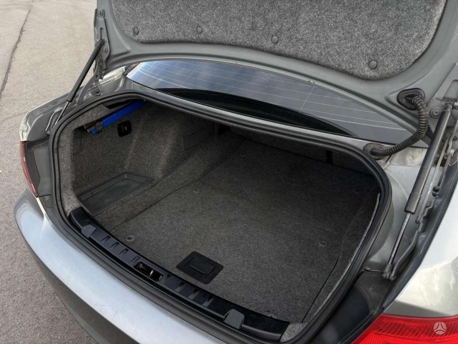 Grey BMW 325 2009 in Marijampole, with an engine capacity of 2.99 L and mileage of 225 thousand km for 6500 €, photo 23 on AUTOMOTO.COM.LV