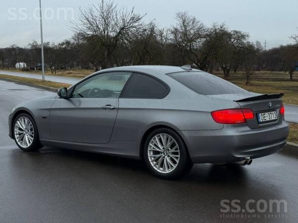 Grey BMW 325 2010 in Riga, with an engine capacity of 3.00 L and mileage of 310 thousand km for 7500 €, photo 4 on AUTOMOTO.COM.LV