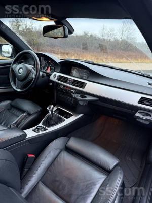 Grey BMW 325 2010 in Riga, with an engine capacity of 3.00 L and mileage of 310 thousand km for 7500 €, photo 7 on AUTOMOTO.COM.LV