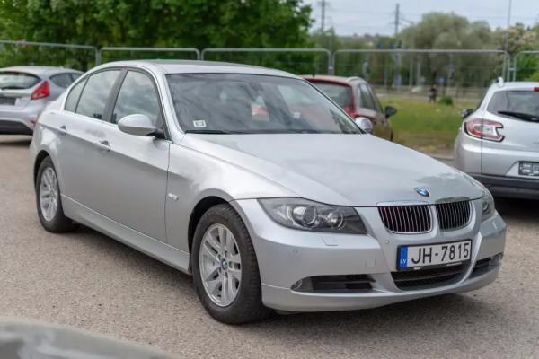 Grey BMW 325 2005 in Liepaja, with an engine capacity of 2.50 L and mileage of 245 thousand km for 4800 €, photo 5 on AUTOMOTO.COM.LV