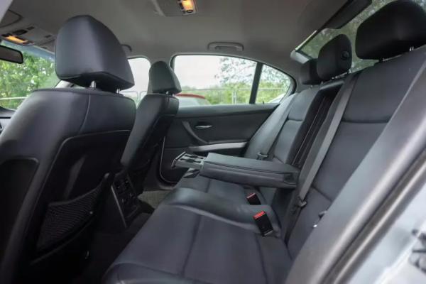 Grey BMW 325 2005 in Liepaja, with an engine capacity of 2.50 L and mileage of 245 thousand km for 4800 €, photo 9 on AUTOMOTO.COM.LV