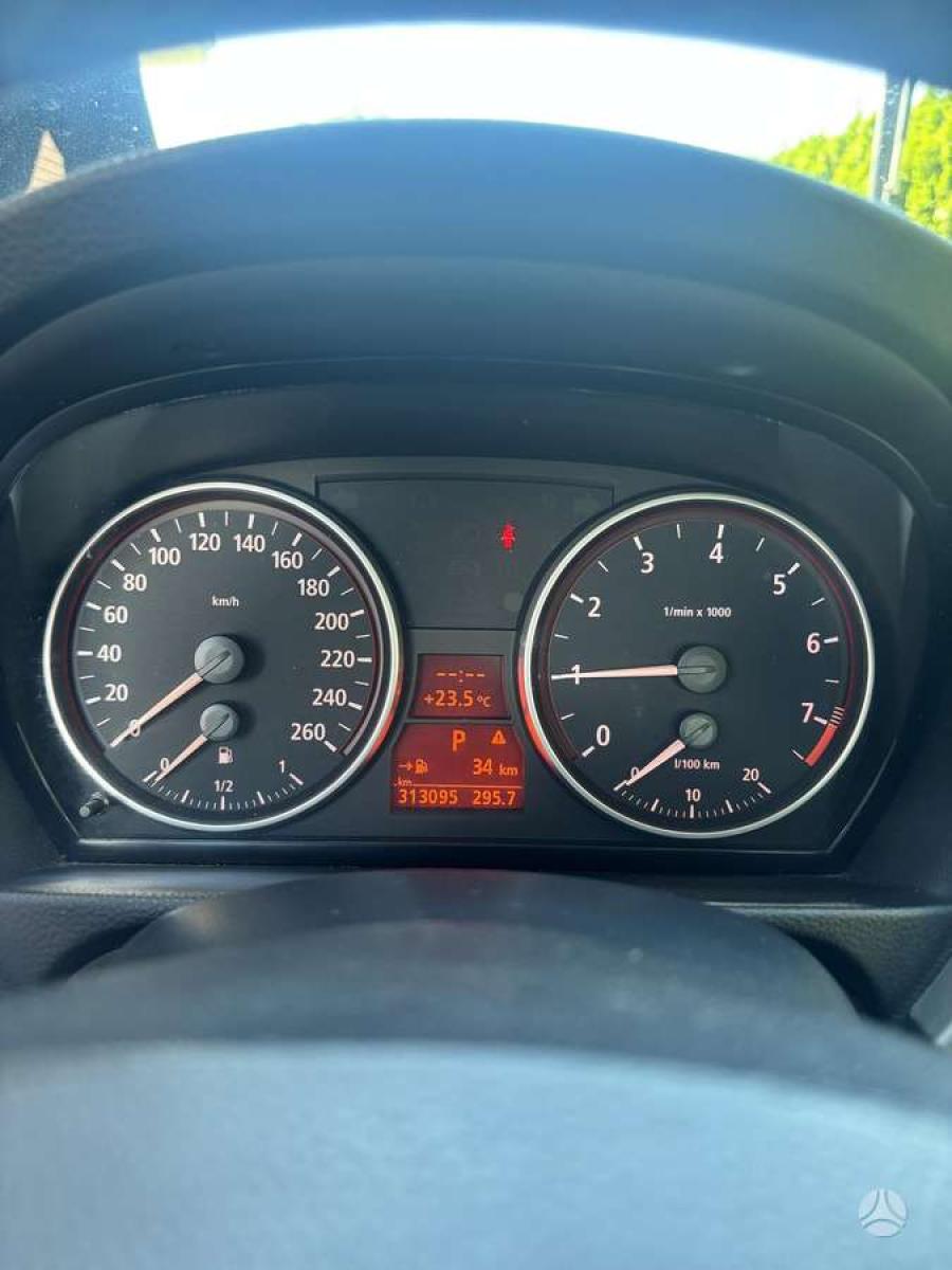Grey BMW 325 2005 in Silute, with an engine capacity of 2.50 L and mileage of 313 thousand km for 1800 €, photo 10 on AUTOMOTO.COM.LV
