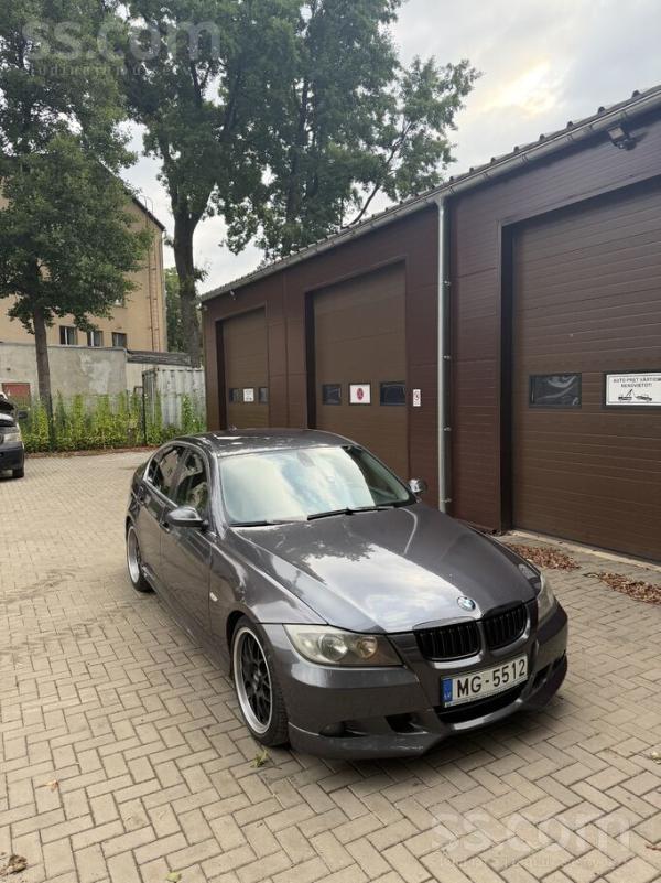 Grey BMW 325 2005 in Riga, with an engine capacity of 2.50 L and mileage of 281 thousand km for 5700 €, photo 2 on AUTOMOTO.COM.LV
