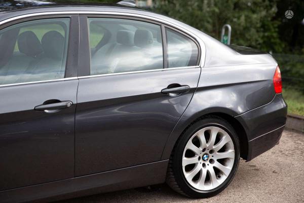 Grey BMW 325 2006 in Vilnius, with an engine capacity of 2.99 L and mileage of 323 thousand km for 3700 €, photo 3 on AUTOMOTO.COM.LV