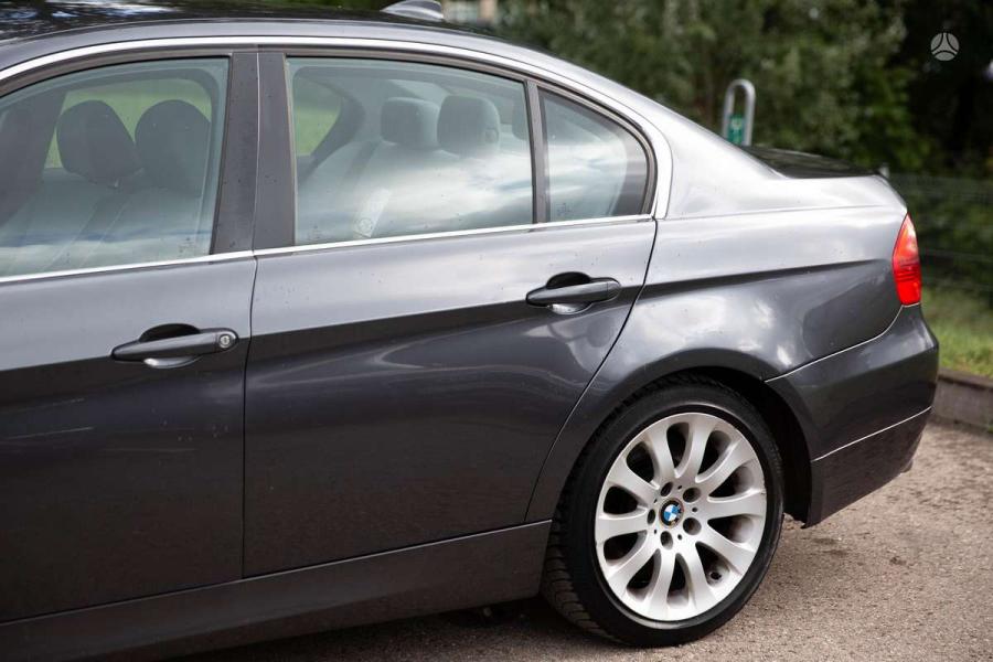 Pelēks BMW 325 2006 Viļņa, ar dzinēja tilpumu 2.99 L un nobraukumu 323 tūkst. km par 3700 €, foto 4 vietnē AUTOMOTO.COM.LV