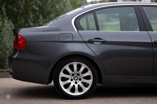 Grey BMW 325 2006 in Vilnius, with an engine capacity of 2.99 L and mileage of 323 thousand km for 3700 €, photo 4 on AUTOMOTO.COM.LV