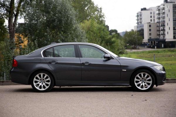 Grey BMW 325 2006 in Vilnius, with an engine capacity of 2.99 L and mileage of 323 thousand km for 3700 €, photo 5 on AUTOMOTO.COM.LV