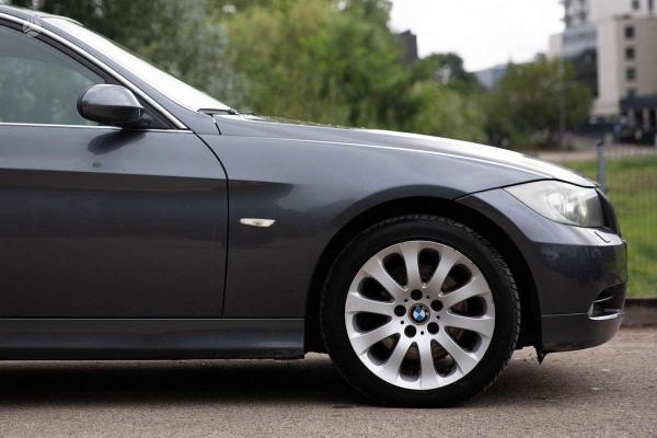Grey BMW 325 2006 in Vilnius, with an engine capacity of 2.99 L and mileage of 323 thousand km for 3700 €, photo 6 on AUTOMOTO.COM.LV