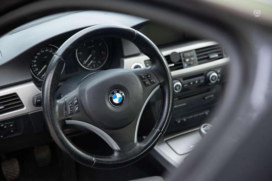 Pelēks BMW 325 2006 Viļņa, ar dzinēja tilpumu 2.99 L un nobraukumu 323 tūkst. km par 3700 €, foto 12 vietnē AUTOMOTO.COM.LV