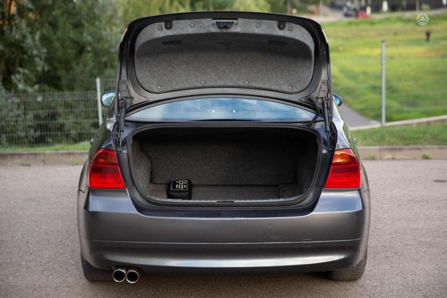 Pelēks BMW 325 2006 Viļņa, ar dzinēja tilpumu 2.99 L un nobraukumu 323 tūkst. km par 3700 €, foto 14 vietnē AUTOMOTO.COM.LV