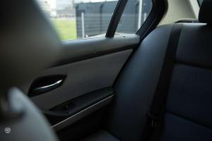 Pelēks BMW 325 2006 Viļņa, ar dzinēja tilpumu 2.99 L un nobraukumu 323 tūkst. km par 3700 €, foto 15 vietnē AUTOMOTO.COM.LV