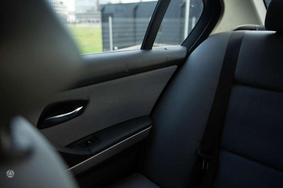 Pelēks BMW 325 2006 Viļņa, ar dzinēja tilpumu 2.99 L un nobraukumu 323 tūkst. km par 3700 €, foto 15 vietnē AUTOMOTO.COM.LV
