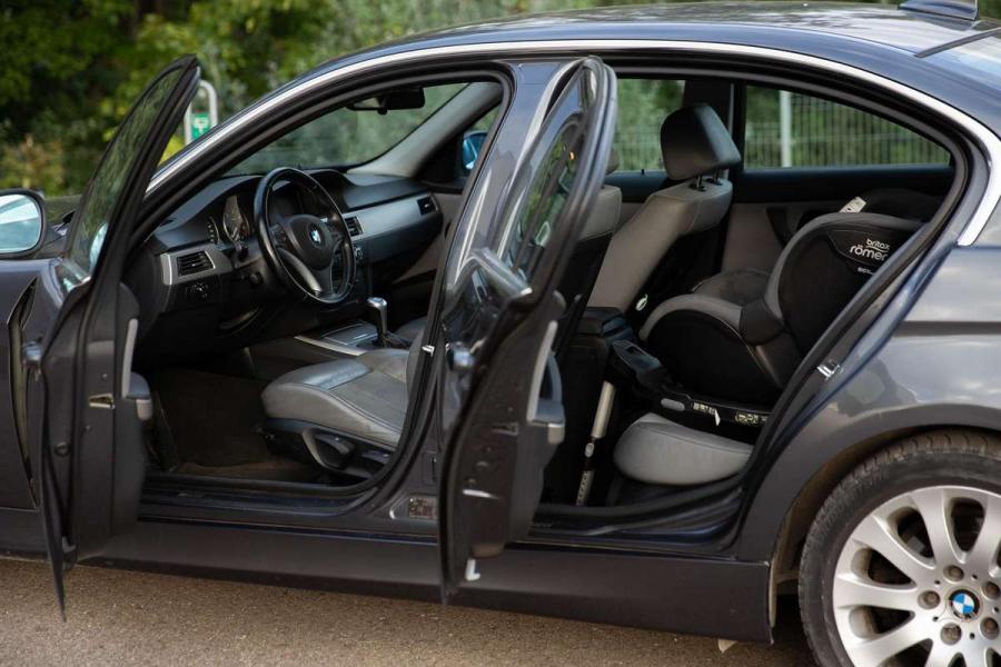 Pelēks BMW 325 2006 Viļņa, ar dzinēja tilpumu 2.99 L un nobraukumu 323 tūkst. km par 3700 €, foto 17 vietnē AUTOMOTO.COM.LV