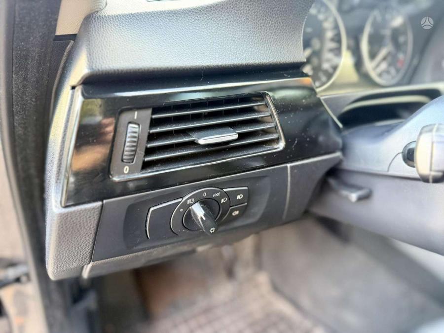 Pelēks BMW 325 2006 Kauņa, ar dzinēja tilpumu 2.49 L un nobraukumu 337 tūkst. km par 5000 €, foto 24 vietnē AUTOMOTO.COM.LV