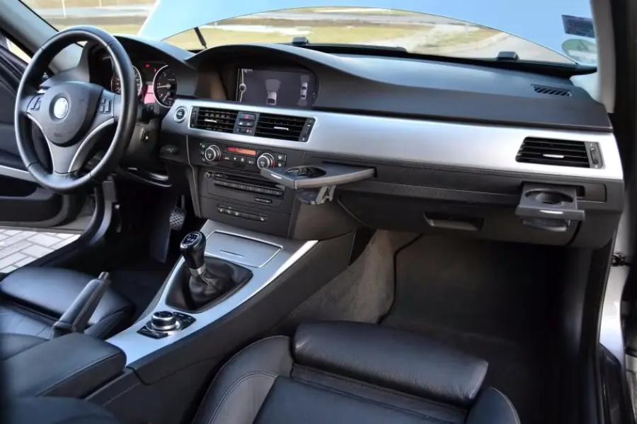 Grey BMW 325 2008 in Jekabpils, with an engine capacity of 3.00 L and mileage of 235 thousand km for 7770 €, photo 12 on AUTOMOTO.COM.LV