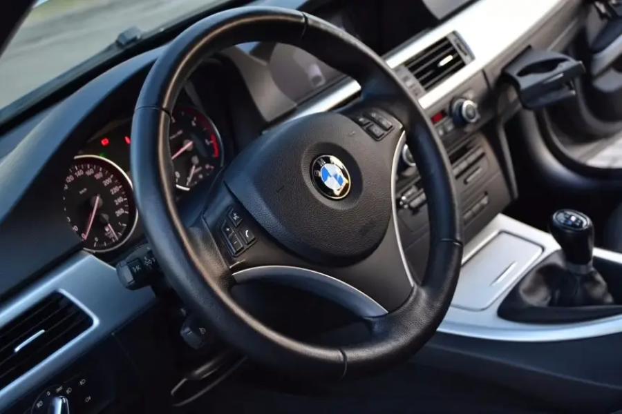 Grey BMW 325 2008 in Jekabpils, with an engine capacity of 3.00 L and mileage of 235 thousand km for 7770 €, photo 15 on AUTOMOTO.COM.LV