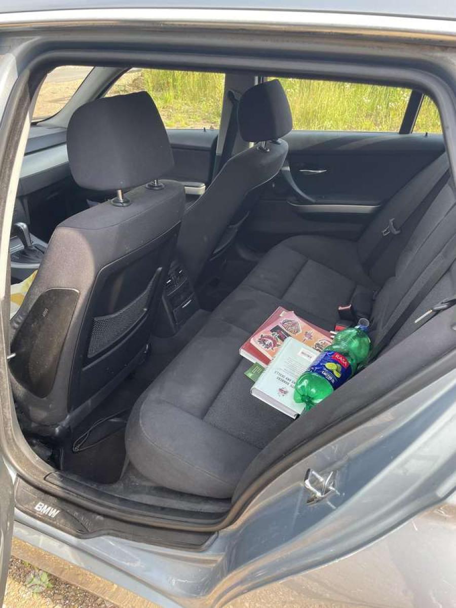 Pelēks BMW 325 2005 Viļņa, ar dzinēja tilpumu 2.50 L un nobraukumu 295 tūkst. km par 3000 €, foto 10 vietnē AUTOMOTO.COM.LV