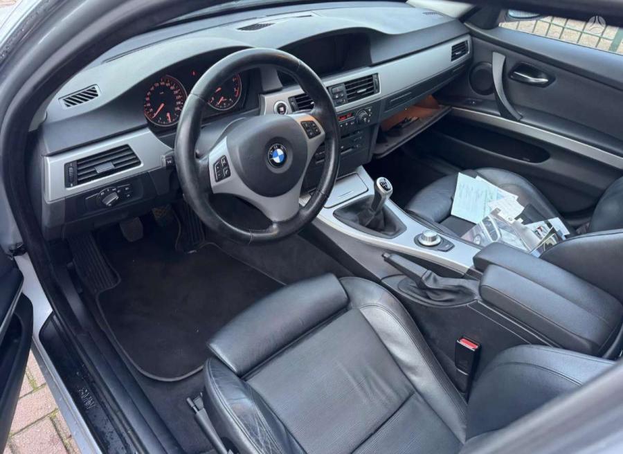 Pelēks BMW 325 2006 Viļņa, ar dzinēja tilpumu 2.50 L un nobraukumu 289 tūkst. km par 3750 €, foto 2 vietnē AUTOMOTO.COM.LV