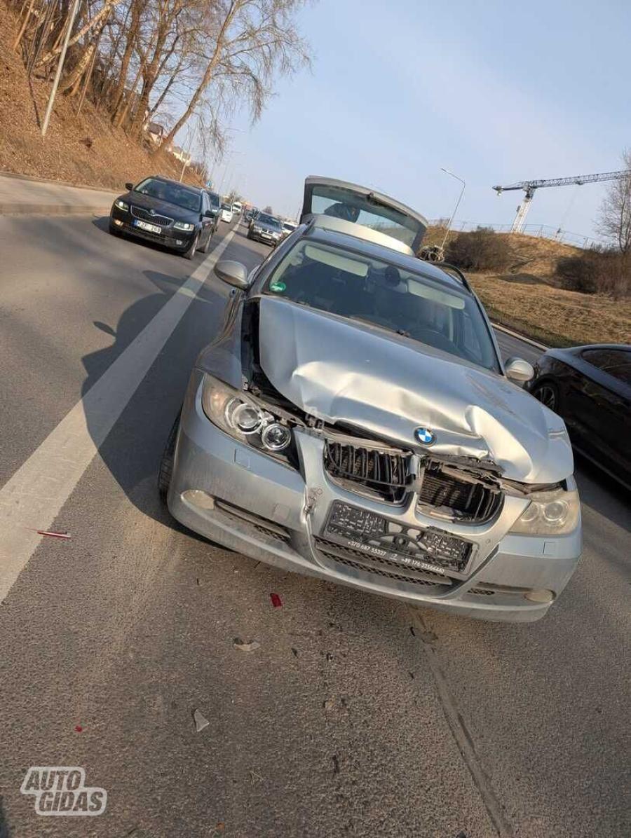 Pelēks BMW 325 2006 Viļņa, ar dzinēja tilpumu 2.50 L un nobraukumu 297 tūkst. km par 2700 €, foto 3 vietnē AUTOMOTO.COM.LV