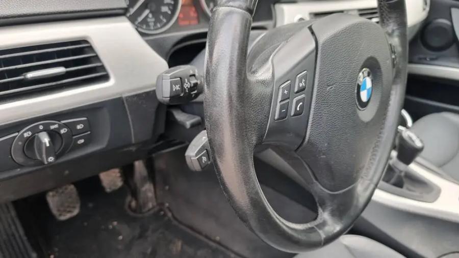 Pelēks BMW 325 2006 Cēsis, ar dzinēja tilpumu 3.00 L un nobraukumu 395 tūkst. km par 4100 €, foto 23 vietnē AUTOMOTO.COM.LV