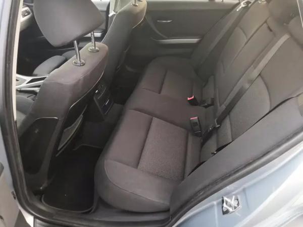 Grey BMW 325 2007 in Riga, with an engine capacity of 3.00 L and mileage of 275 thousand km for 3500 €, photo 9 on AUTOMOTO.COM.LV