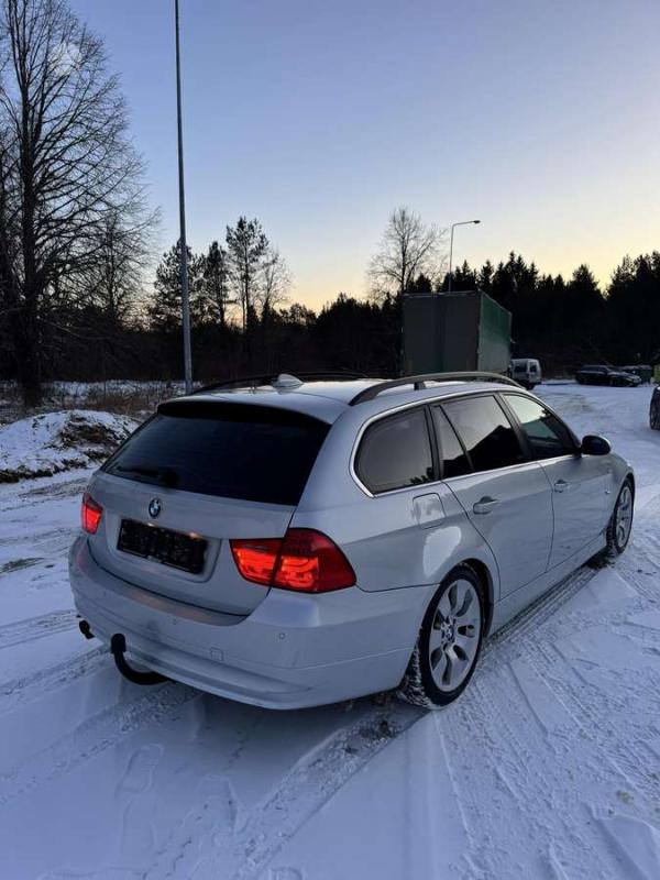 Grey BMW 325 2008 in Anyksciai, with an engine capacity of 2.99 L and mileage of 283 thousand km for 4250 €, photo 4 on AUTOMOTO.COM.LV